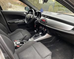 Brūns Alfa Romeo Giulietta 2011 Viļņa, ar dzinēja tilpumu 1.40 L un nobraukumu 228 tūkst. km par 1850 €, foto 14 vietnē AUTOMOTO.COM.LV