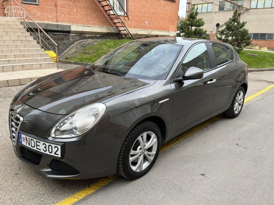 Brown Alfa Romeo Giulietta 2011 in Vilnius, with an engine capacity of 2.00 L and mileage of 290 thousand km for 2500 €, photo 4 on AUTOMOTO.COM.LV