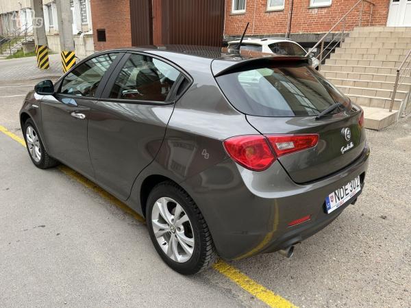 Brūns Alfa Romeo Giulietta 2011 Viļņa, ar dzinēja tilpumu 2.00 L un nobraukumu 290 tūkst. km par 2500 €, foto 5 vietnē AUTOMOTO.COM.LV