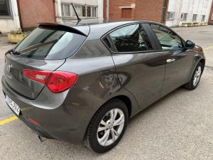 Brown Alfa Romeo Giulietta 2011 in Vilnius, with an engine capacity of 2.00 L and mileage of 290 thousand km for 2500 €, photo 7 on AUTOMOTO.COM.LV