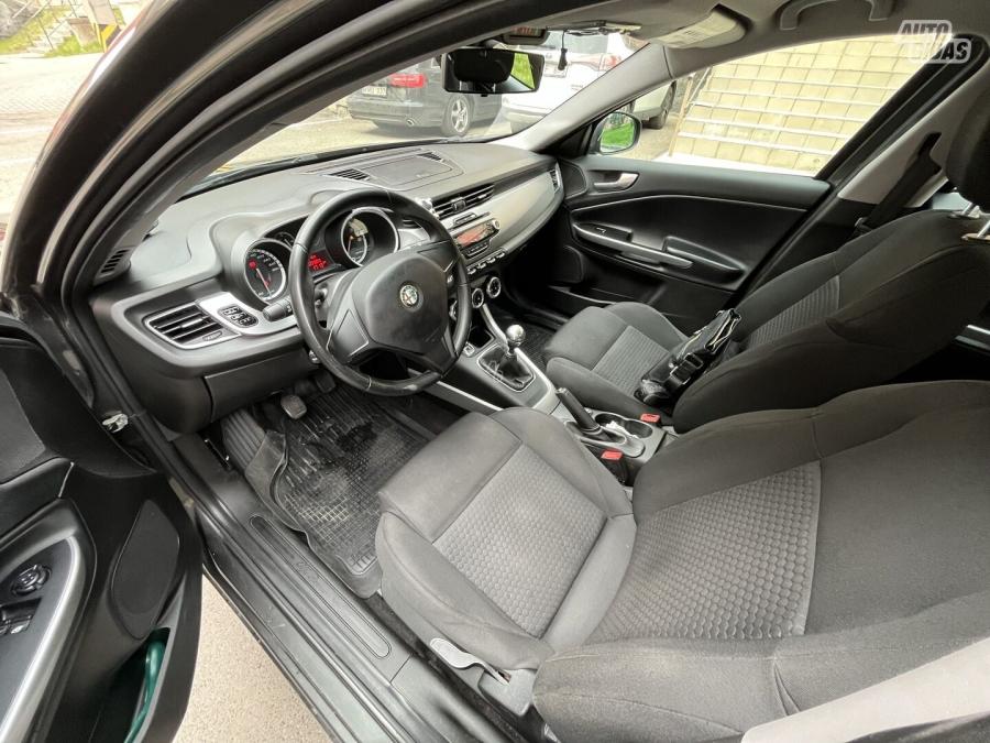 Brown Alfa Romeo Giulietta 2011 in Vilnius, with an engine capacity of 2.00 L and mileage of 290 thousand km for 2500 €, photo 10 on AUTOMOTO.COM.LV