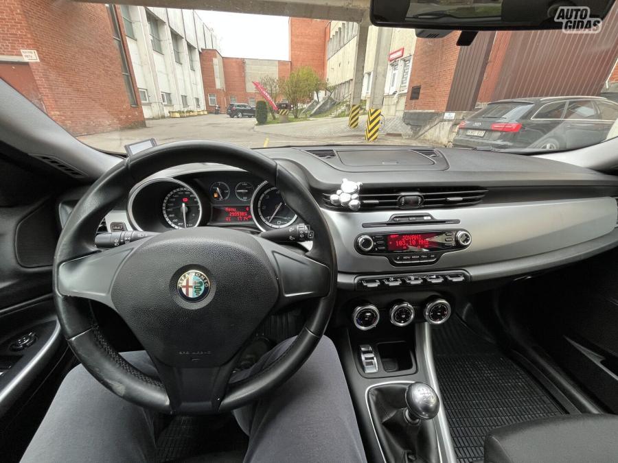 Brown Alfa Romeo Giulietta 2011 in Vilnius, with an engine capacity of 2.00 L and mileage of 290 thousand km for 2500 €, photo 11 on AUTOMOTO.COM.LV