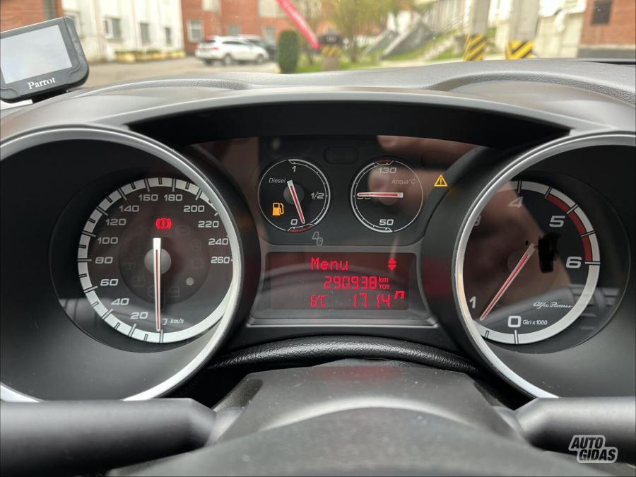 Brown Alfa Romeo Giulietta 2011 in Vilnius, with an engine capacity of 2.00 L and mileage of 290 thousand km for 2500 €, photo 13 on AUTOMOTO.COM.LV