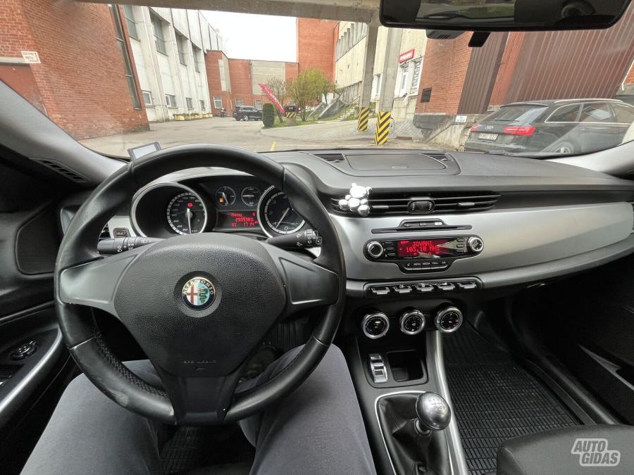 Brūns Alfa Romeo Giulietta 2011 Viļņa, ar dzinēja tilpumu 2.00 L un nobraukumu 290 tūkst. km par 2300 €, foto 11 vietnē AUTOMOTO.COM.LV