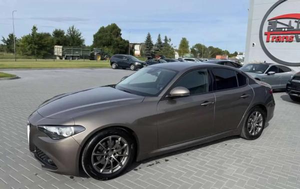 Brown Alfa Romeo Giulietta 2017 in Telschi, with an engine capacity of 2.10 L and mileage of 207 thousand km for 8690 €, photo 4 on AUTOMOTO.COM.LV