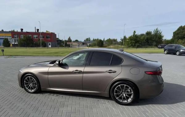 Brown Alfa Romeo Giulietta 2017 in Telschi, with an engine capacity of 2.10 L and mileage of 207 thousand km for 8690 €, photo 6 on AUTOMOTO.COM.LV