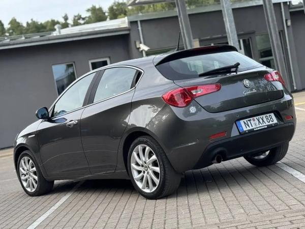 Grey Alfa Romeo Giulietta 2010 in Jurmala, with an engine capacity of 1.40 L and mileage of 280 thousand km for 3590 €, photo 5 on AUTOMOTO.COM.LV