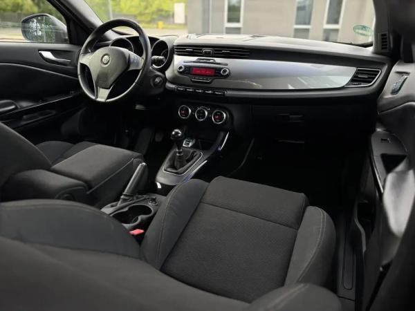 Grey Alfa Romeo Giulietta 2010 in Jurmala, with an engine capacity of 1.40 L and mileage of 280 thousand km for 3590 €, photo 6 on AUTOMOTO.COM.LV