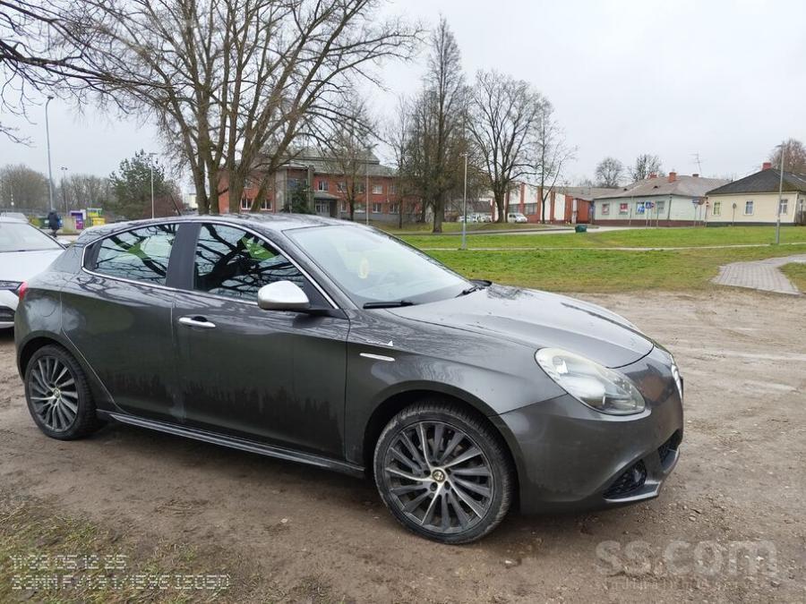 Pelēks Alfa Romeo Giulietta 2011 Jēkabpils, ar dzinēja tilpumu 2.00 L un nobraukumu 253 tūkst. km par 3700 €, foto 3 vietnē AUTOMOTO.COM.LV