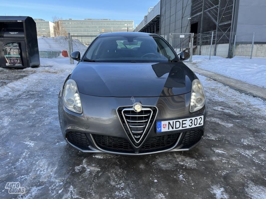 Pelēks Alfa Romeo Giulietta 2011 Viļņa, ar dzinēja tilpumu 2.00 L un nobraukumu 289 tūkst. km par 2600 €, foto 1 vietnē AUTOMOTO.COM.LV
