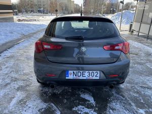 Pelēks Alfa Romeo Giulietta 2011 Viļņa, ar dzinēja tilpumu 2.00 L un nobraukumu 289 tūkst. km par 2600 €, foto 4 vietnē AUTOMOTO.COM.LV