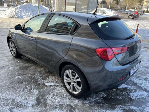 Grey Alfa Romeo Giulietta 2011 in Vilnius, with an engine capacity of 2.00 L and mileage of 289 thousand km for 2400 €, photo 5 on AUTOMOTO.COM.LV