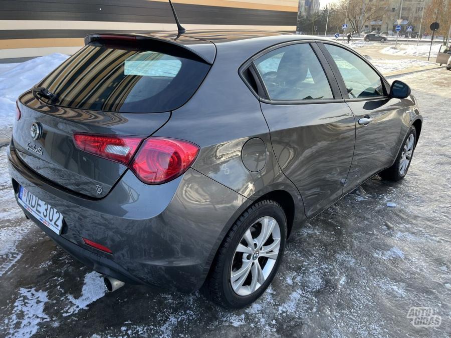 Pelēks Alfa Romeo Giulietta 2011 Viļņa, ar dzinēja tilpumu 2.00 L un nobraukumu 289 tūkst. km par 2600 €, foto 6 vietnē AUTOMOTO.COM.LV
