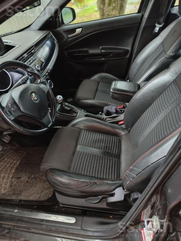 Grey Alfa Romeo Giulietta 2011 in Jekabpils, with an engine capacity of 2.00 L and mileage of 261 thousand km for 3300 €, photo 6 on AUTOMOTO.COM.LV