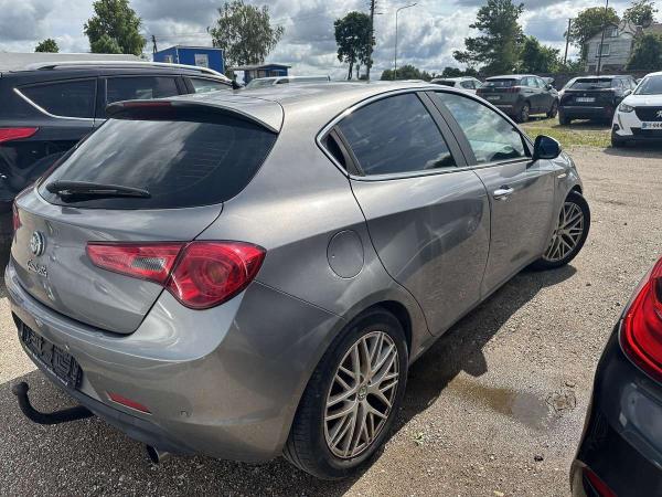 Pelēks Alfa Romeo Giulietta 2011 Tauragė, ar dzinēja tilpumu 1.96 L un nobraukumu 190 tūkst. km par 1450 €, foto 4 vietnē AUTOMOTO.COM.LV