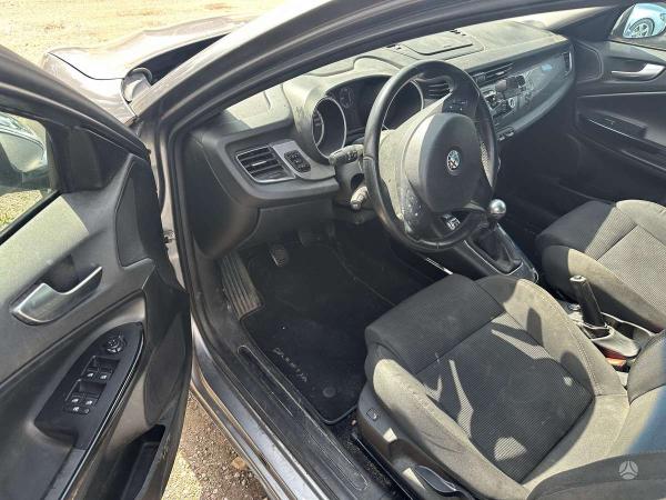 Pelēks Alfa Romeo Giulietta 2011 Tauragė, ar dzinēja tilpumu 1.96 L un nobraukumu 190 tūkst. km par 1450 €, foto 6 vietnē AUTOMOTO.COM.LV