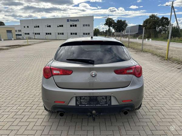 Grey Alfa Romeo Giulietta 2011 in Taurage, with an engine capacity of 1.96 L and mileage of 200 thousand km for 2300 €, photo 6 on AUTOMOTO.COM.LV