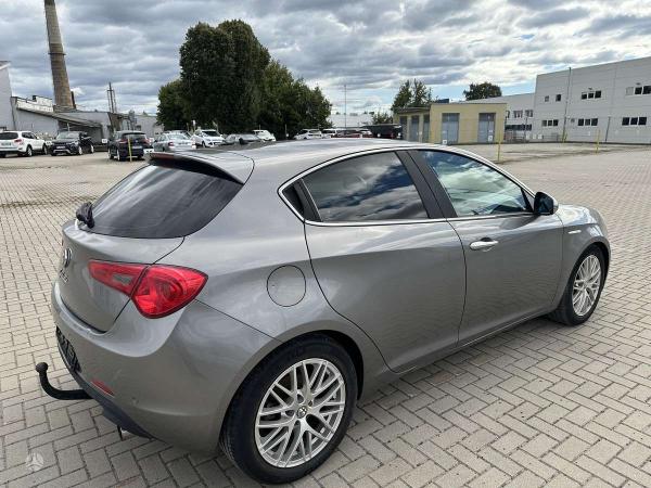 Grey Alfa Romeo Giulietta 2011 in Taurage, with an engine capacity of 1.96 L and mileage of 200 thousand km for 2300 €, photo 7 on AUTOMOTO.COM.LV