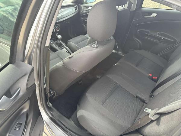 Grey Alfa Romeo Giulietta 2011 in Taurage, with an engine capacity of 1.96 L and mileage of 200 thousand km for 2300 €, photo 8 on AUTOMOTO.COM.LV
