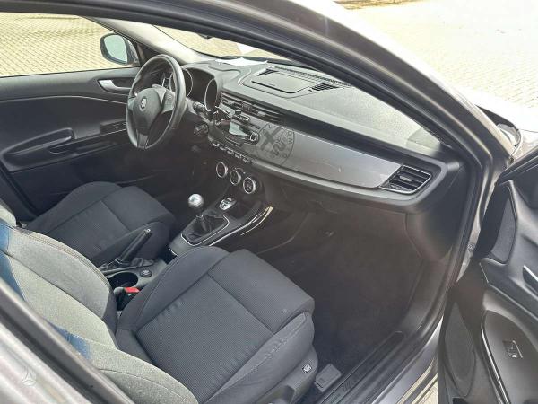 Grey Alfa Romeo Giulietta 2011 in Taurage, with an engine capacity of 1.96 L and mileage of 200 thousand km for 2300 €, photo 10 on AUTOMOTO.COM.LV