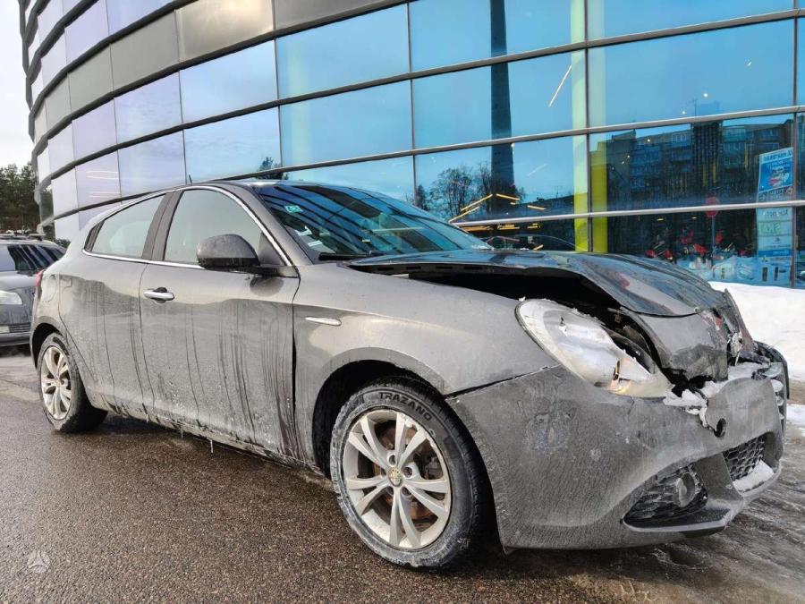 Pelēks Alfa Romeo Giulietta 2012 Viļņa, ar dzinēja tilpumu 1.96 L un nobraukumu 265 tūkst. km par 1600 €, foto 10 vietnē AUTOMOTO.COM.LV