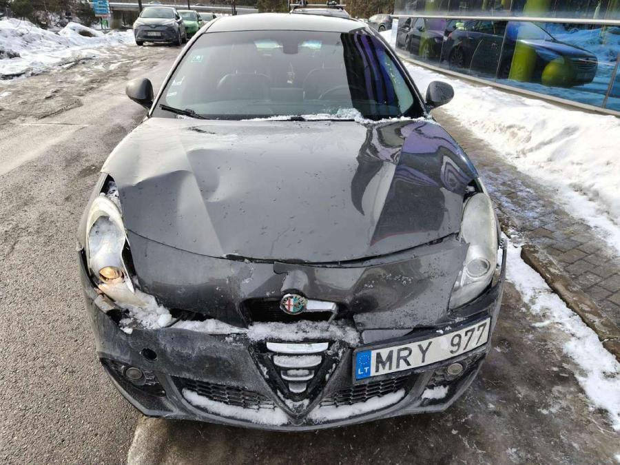 Pelēks Alfa Romeo Giulietta 2012 Viļņa, ar dzinēja tilpumu 1.96 L un nobraukumu 265 tūkst. km par 1600 €, foto 16 vietnē AUTOMOTO.COM.LV