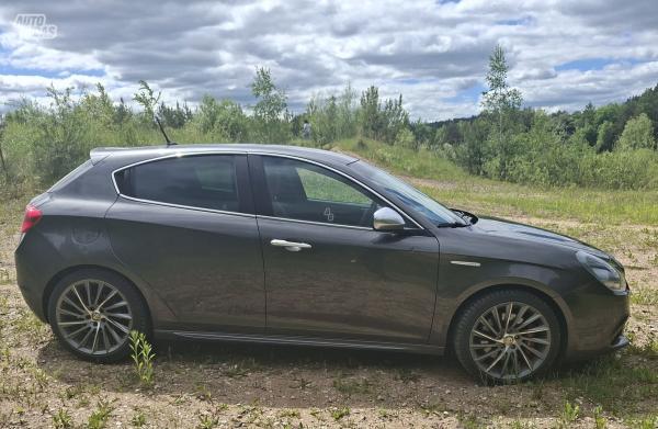 Grey Alfa Romeo Giulietta 2012 in Alytus, with an engine capacity of 1.70 L and mileage of 265 thousand km for 5500 €, photo 4 on AUTOMOTO.COM.LV