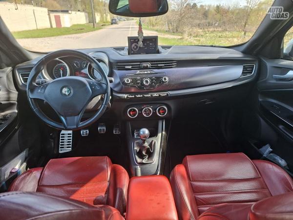 Grey Alfa Romeo Giulietta 2012 in Alytus, with an engine capacity of 1.70 L and mileage of 265 thousand km for 5500 €, photo 8 on AUTOMOTO.COM.LV