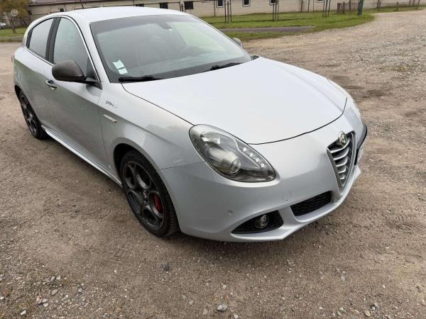 Pelēks Alfa Romeo Giulietta 2015 Tauragė, ar dzinēja tilpumu 1.96 L un nobraukumu 226 tūkst. km par 4000 €, foto 1 vietnē AUTOMOTO.COM.LV