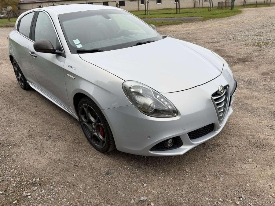 Pelēks Alfa Romeo Giulietta 2015 Tauragė, ar dzinēja tilpumu 1.96 L un nobraukumu 226 tūkst. km par 4000 €, foto 1 vietnē AUTOMOTO.COM.LV