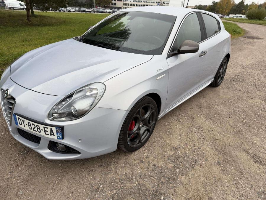 Pelēks Alfa Romeo Giulietta 2015 Tauragė, ar dzinēja tilpumu 1.96 L un nobraukumu 226 tūkst. km par 4000 €, foto 3 vietnē AUTOMOTO.COM.LV