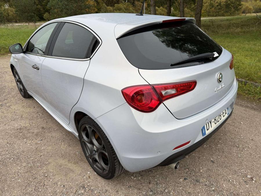 Pelēks Alfa Romeo Giulietta 2015 Tauragė, ar dzinēja tilpumu 1.96 L un nobraukumu 226 tūkst. km par 4000 €, foto 4 vietnē AUTOMOTO.COM.LV