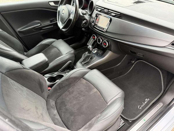 Pelēks Alfa Romeo Giulietta 2015 Tauragė, ar dzinēja tilpumu 1.96 L un nobraukumu 226 tūkst. km par 4000 €, foto 7 vietnē AUTOMOTO.COM.LV