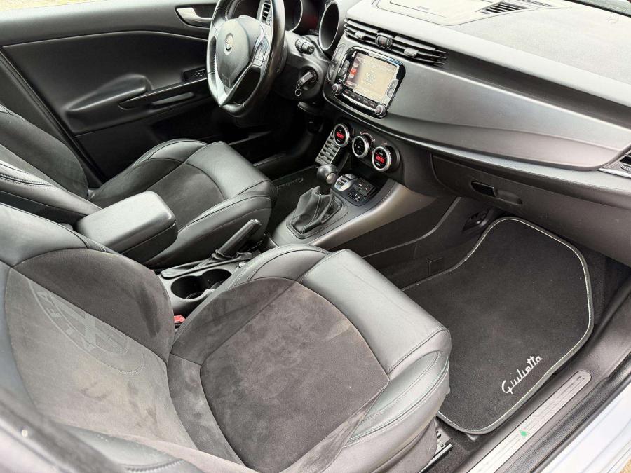 Pelēks Alfa Romeo Giulietta 2015 Tauragė, ar dzinēja tilpumu 1.96 L un nobraukumu 226 tūkst. km par 4000 €, foto 7 vietnē AUTOMOTO.COM.LV