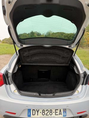Pelēks Alfa Romeo Giulietta 2015 Tauragė, ar dzinēja tilpumu 1.96 L un nobraukumu 226 tūkst. km par 4000 €, foto 12 vietnē AUTOMOTO.COM.LV