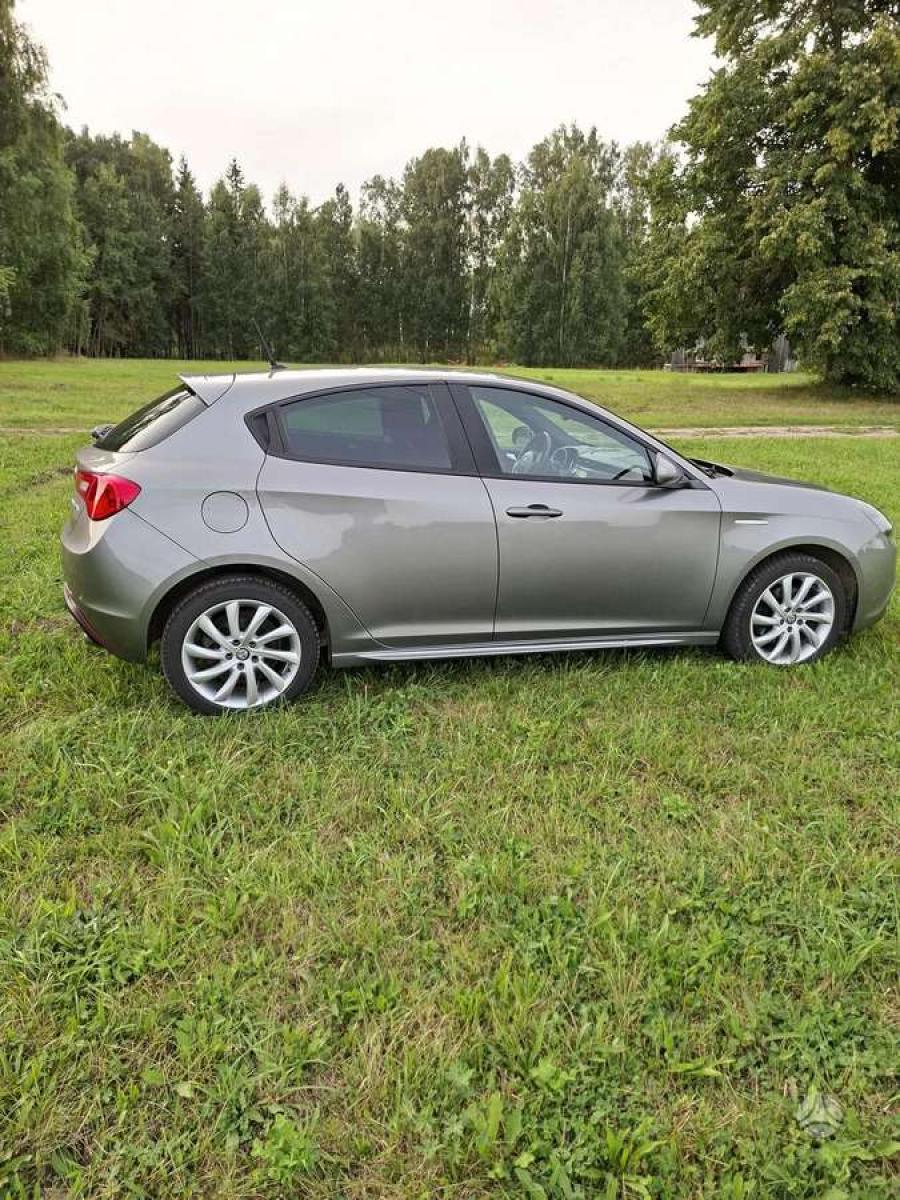 Pelēks Alfa Romeo Giulietta 2016 Pasvalys, ar dzinēja tilpumu 1.96 L un nobraukumu 223 tūkst. km par 5700 €, foto 10 vietnē AUTOMOTO.COM.LV