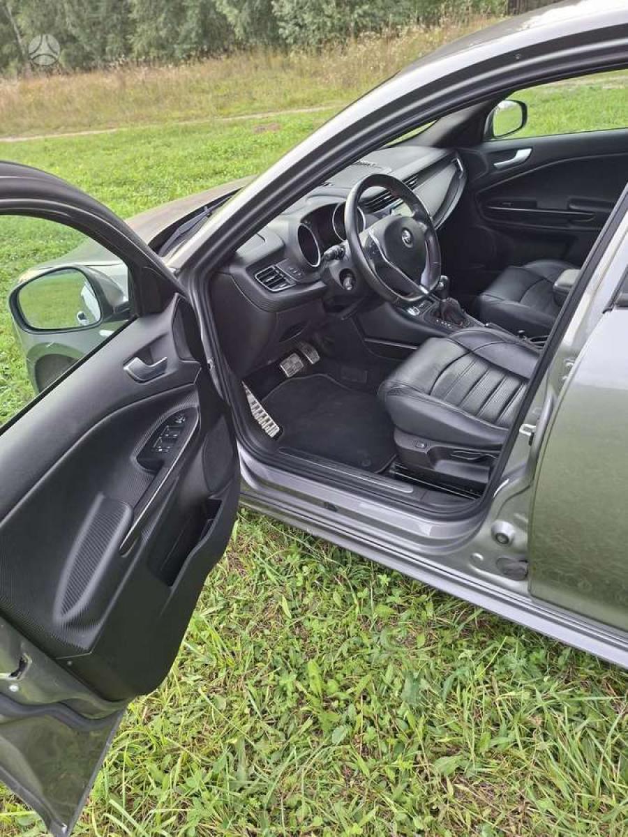 Pelēks Alfa Romeo Giulietta 2016 Pasvalys, ar dzinēja tilpumu 1.96 L un nobraukumu 223 tūkst. km par 5700 €, foto 12 vietnē AUTOMOTO.COM.LV
