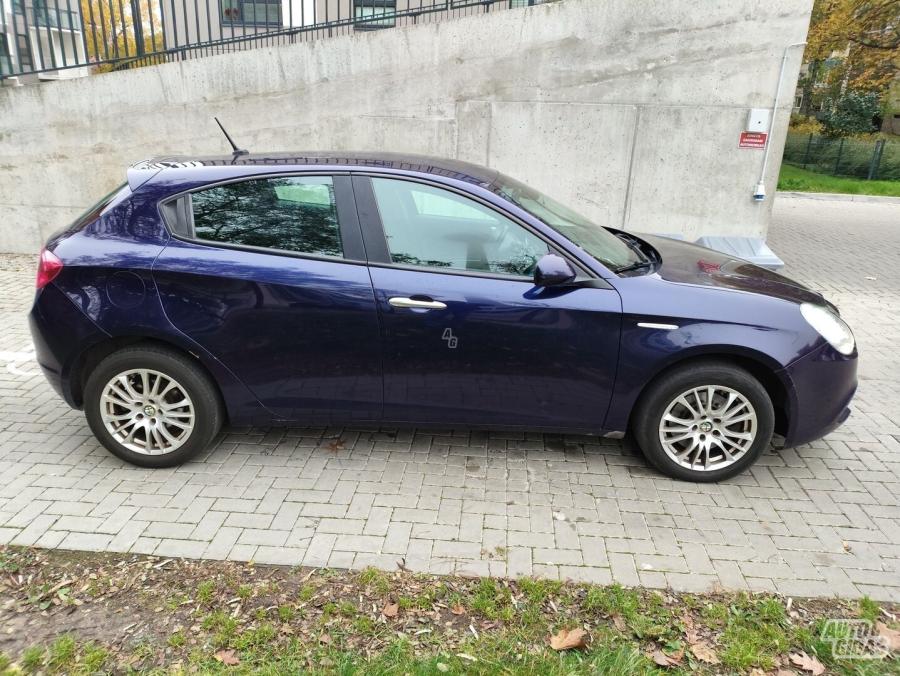 Alfa Romeo Giulietta 2011 in Vilnius, with an engine capacity of 2.00 L and mileage of 311 thousand km for 600 €, photo 11 on AUTOMOTO.COM.LV