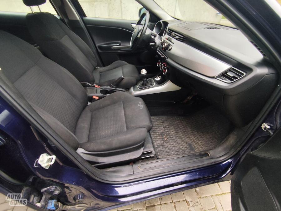 Alfa Romeo Giulietta 2011 in Vilnius, with an engine capacity of 2.00 L and mileage of 311 thousand km for 600 €, photo 23 on AUTOMOTO.COM.LV