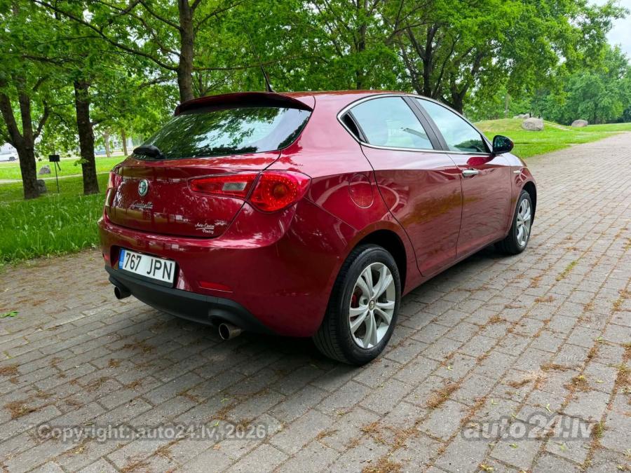 Red Alfa Romeo Giulietta 2010 in Tallinn, with an engine capacity of 2.00 L and mileage of 222 thousand km for 3799 €, photo 6 on AUTOMOTO.COM.LV