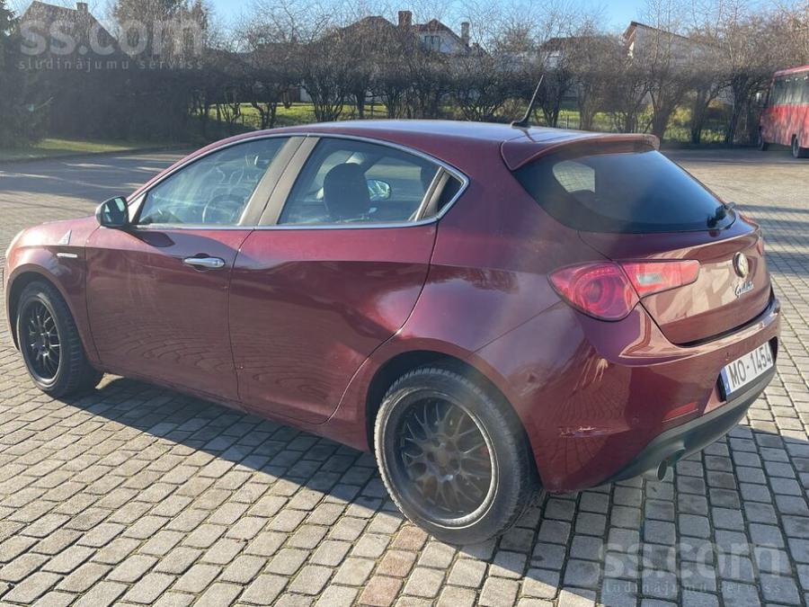 Sarkans Alfa Romeo Giulietta 2010 Dobele, ar dzinēja tilpumu 1.60 L un nobraukumu 238 tūkst. km par 3777 €, foto 3 vietnē AUTOMOTO.COM.LV