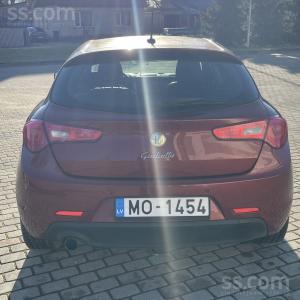 Sarkans Alfa Romeo Giulietta 2010 Dobele, ar dzinēja tilpumu 1.60 L un nobraukumu 238 tūkst. km par 3777 €, foto 4 vietnē AUTOMOTO.COM.LV