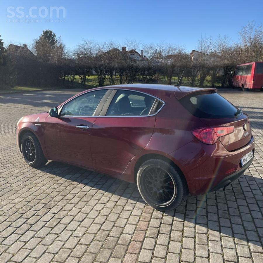 Sarkans Alfa Romeo Giulietta 2010 Dobele, ar dzinēja tilpumu 1.60 L un nobraukumu 238 tūkst. km par 3777 €, foto 5 vietnē AUTOMOTO.COM.LV