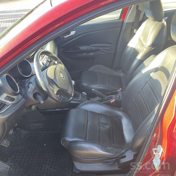 Sarkans Alfa Romeo Giulietta 2010 Dobele, ar dzinēja tilpumu 1.60 L un nobraukumu 238 tūkst. km par 3777 €, foto 9 vietnē AUTOMOTO.COM.LV