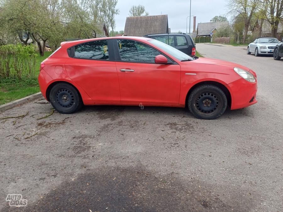 Sarkans Alfa Romeo Giulietta 2011 Viļņa, ar dzinēja tilpumu 1.40 L un nobraukumu 408 tūkst. km par 900 €, foto 5 vietnē AUTOMOTO.COM.LV