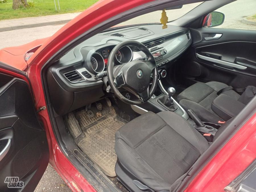 Sarkans Alfa Romeo Giulietta 2011 Viļņa, ar dzinēja tilpumu 1.40 L un nobraukumu 408 tūkst. km par 900 €, foto 10 vietnē AUTOMOTO.COM.LV