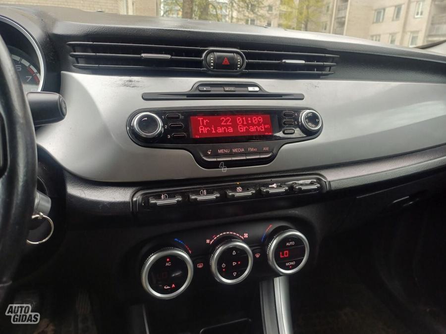 Sarkans Alfa Romeo Giulietta 2011 Viļņa, ar dzinēja tilpumu 1.40 L un nobraukumu 408 tūkst. km par 900 €, foto 14 vietnē AUTOMOTO.COM.LV