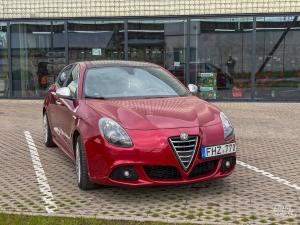 Sarkans Alfa Romeo Giulietta 2011 Kauņa, ar dzinēja tilpumu 1.70 L un nobraukumu 222 tūkst. km par 7000 €, foto 3 vietnē AUTOMOTO.COM.LV