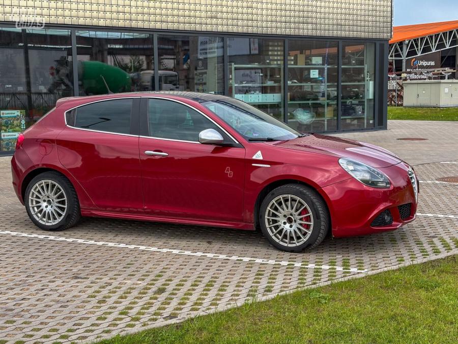 Sarkans Alfa Romeo Giulietta 2011 Kauņa, ar dzinēja tilpumu 1.70 L un nobraukumu 222 tūkst. km par 7000 €, foto 4 vietnē AUTOMOTO.COM.LV