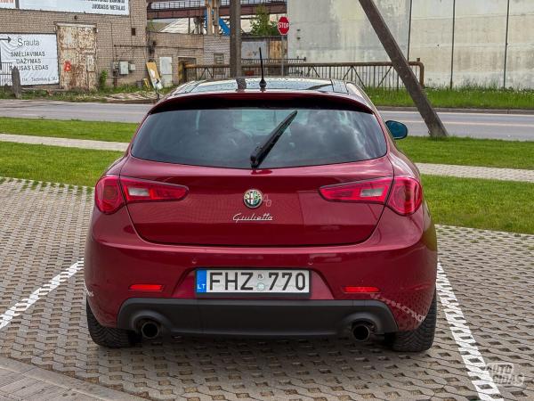 Red Alfa Romeo Giulietta 2011 in Kaunas, with an engine capacity of 1.70 L and mileage of 222 thousand km for 7000 €, photo 4 on AUTOMOTO.COM.LV